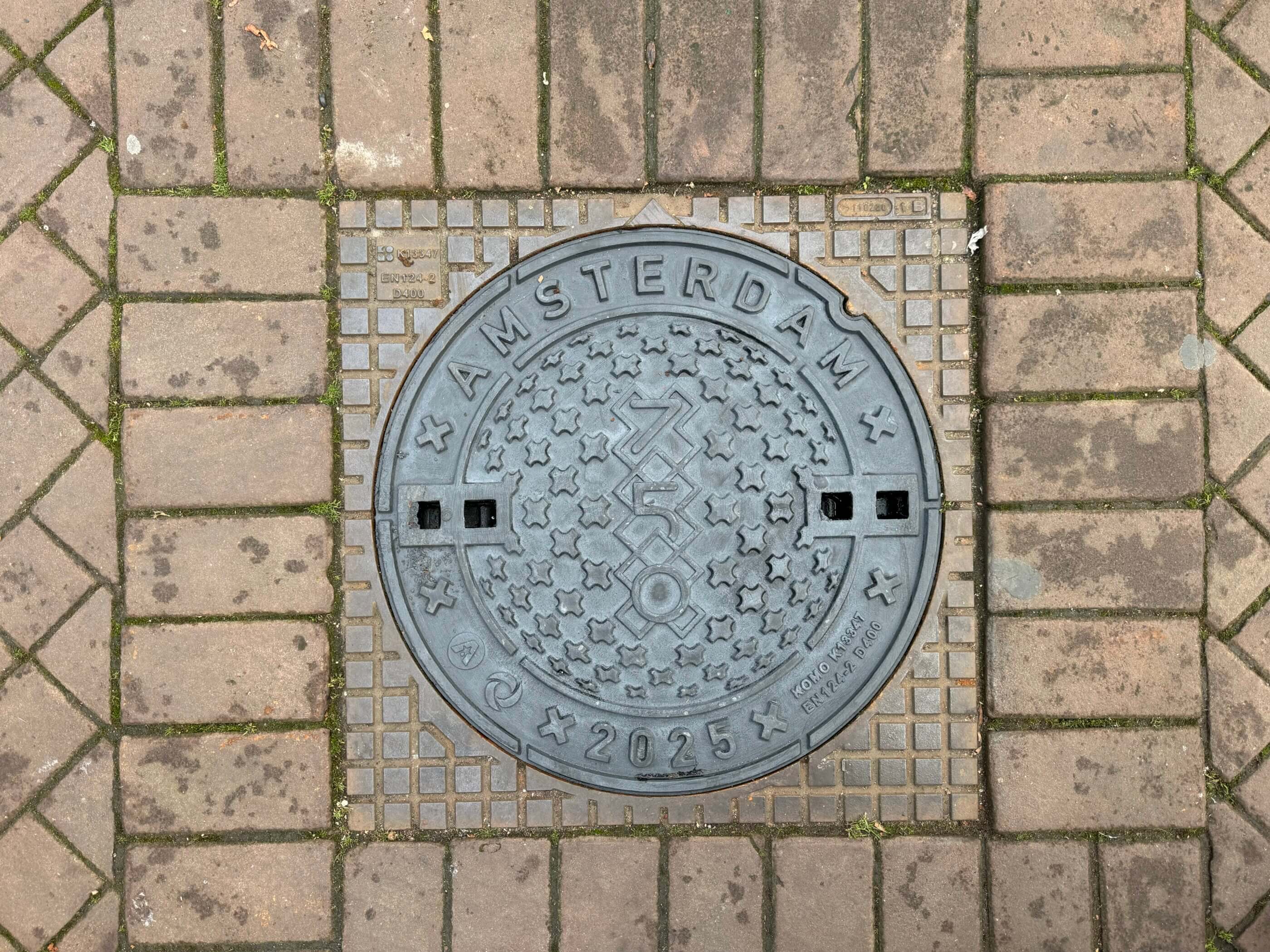 Amsterdam krijgt speciale Amsterdam 750 putdeksels - Amsterdam750
